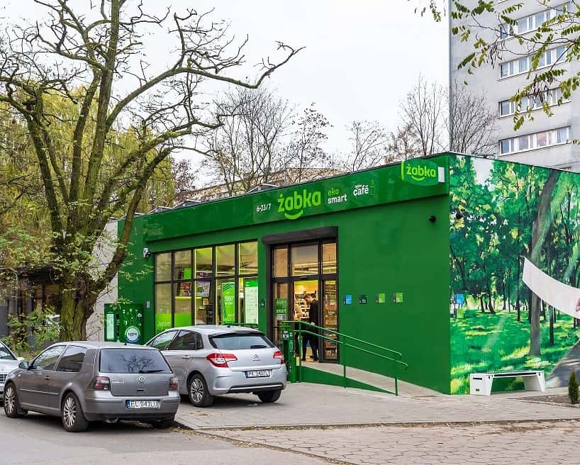 Żabka Eko Smart z 24 panelami fotowoltaicznymi i turbiną wiatrową ...