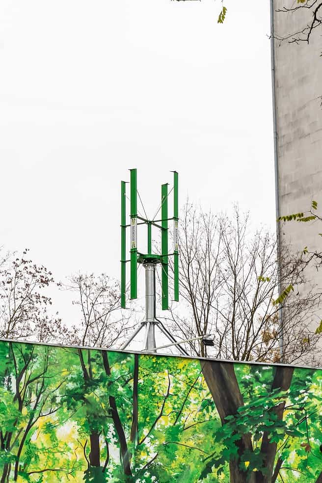 Żabka Eko Smart z 24 panelami fotowoltaicznymi i turbiną wiatrową ...