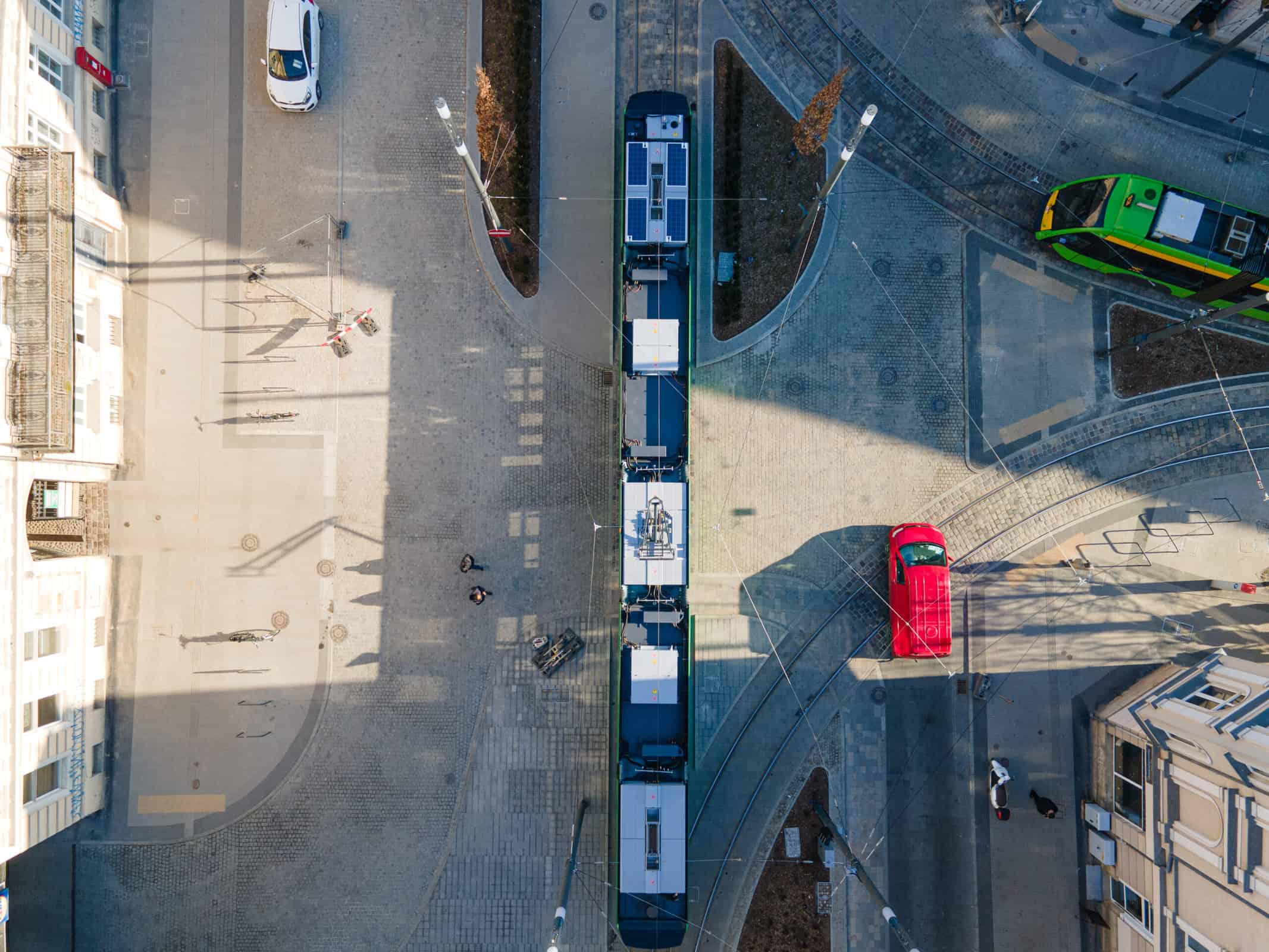 Tramwaj z panelami fotowoltaicznymi jeździ po Poznaniu - ŚwiatOZE.pl