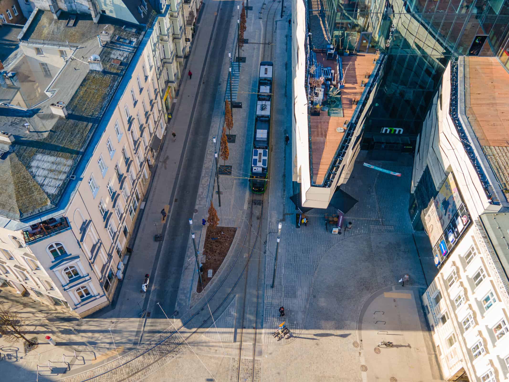 Tramwaj z panelami fotowoltaicznymi jeździ po Poznaniu - ŚwiatOZE.pl